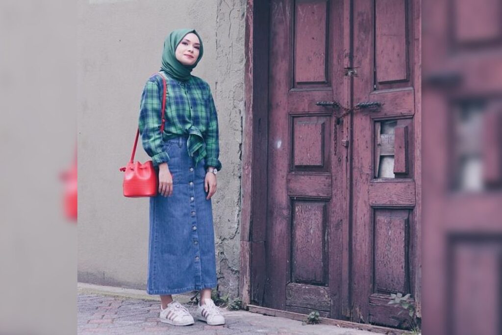 8+ Rekomendasi OOTD Rok Jeans Panjang Untuk Hijabers yang Cantik dan Trendy
